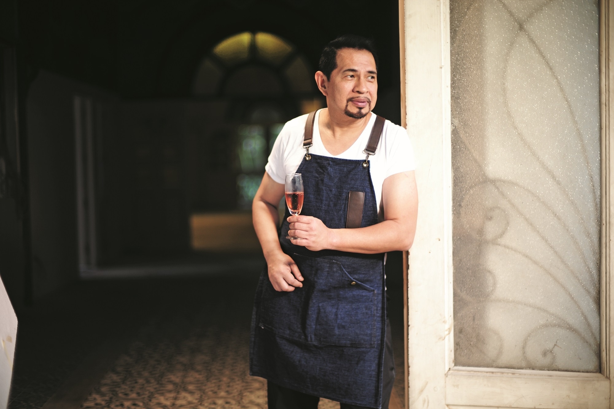 Chef Gene Gonzalez bares kitchen hacks in new FYE Channel show