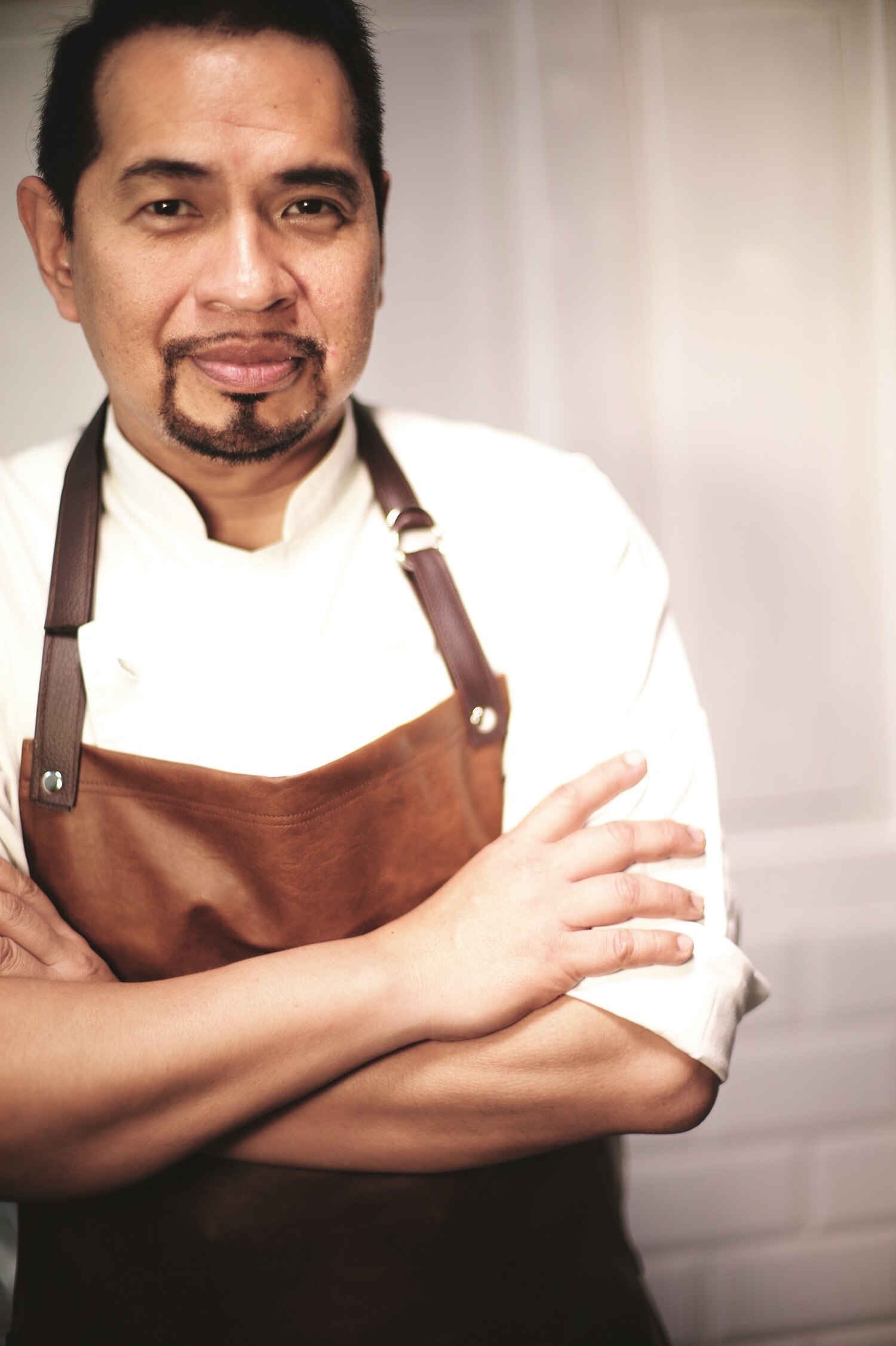 Chef Gene Gonzalez bares kitchen hacks in new FYE Channel show