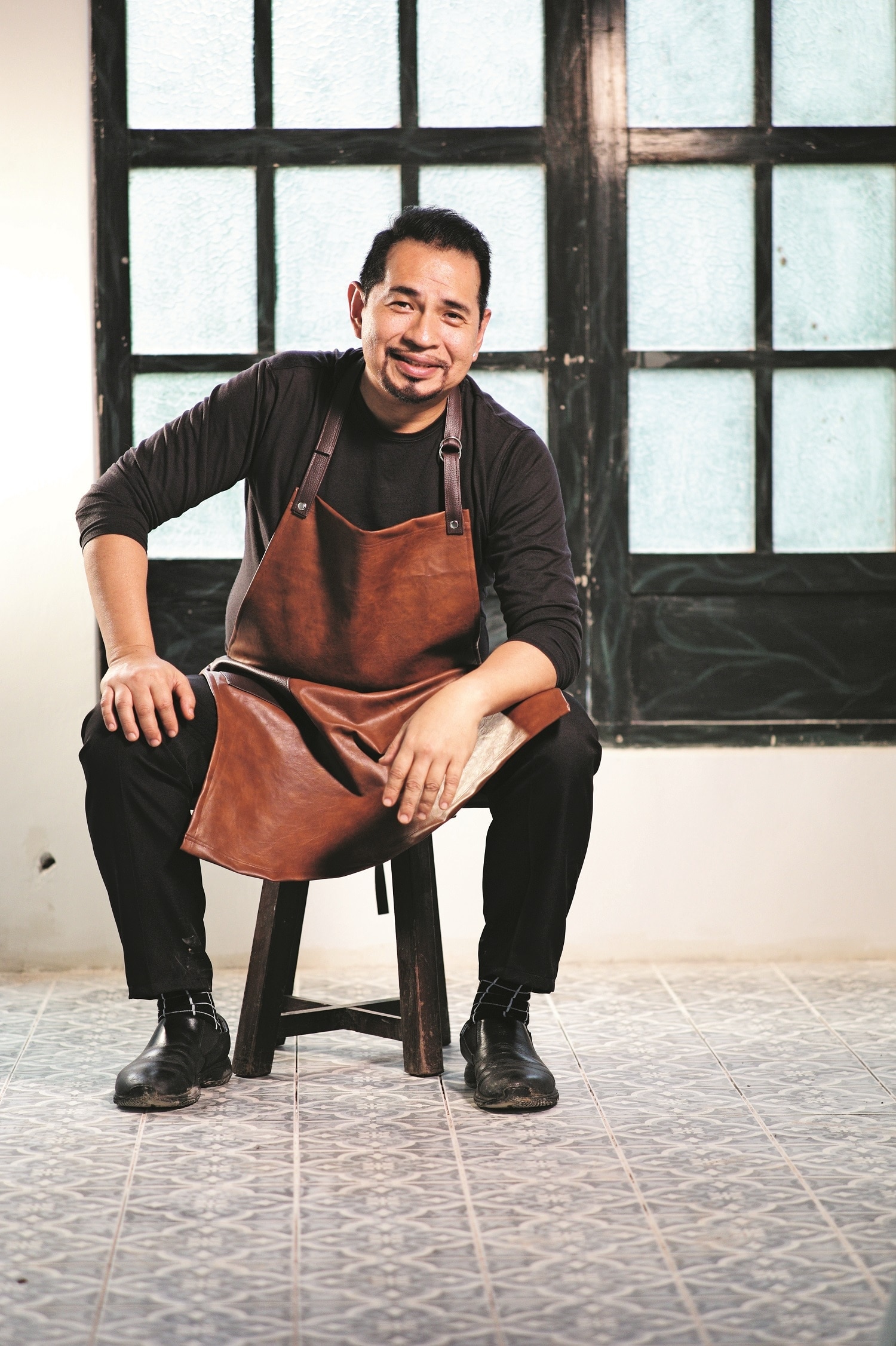 Chef Gene Gonzalez bares kitchen hacks in new FYE Channel show